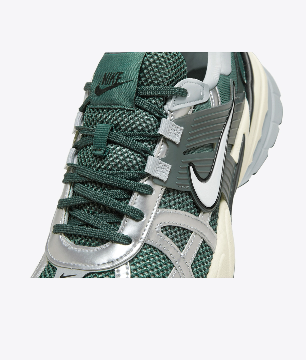 Nike - NIKE V2K RUN VINTAGE GREEN l BUY Men's Sneakers Online at ...