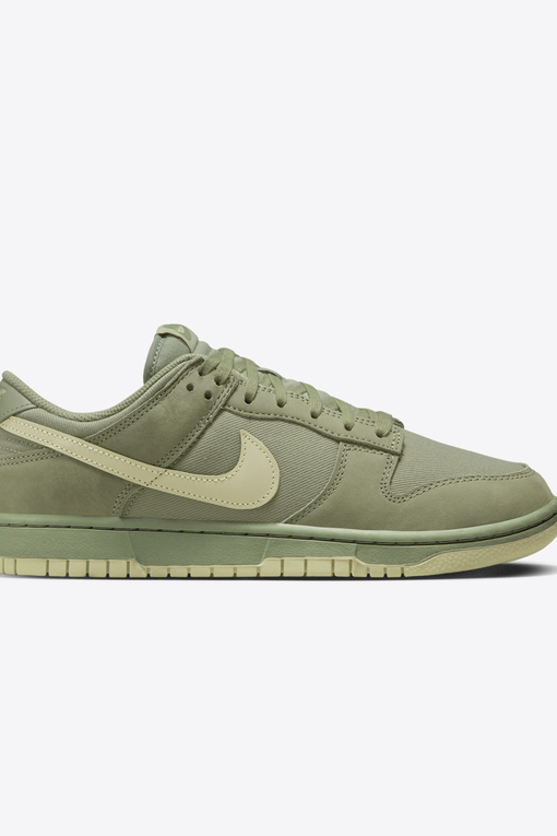 Nike - Elevate your sneaker game with the trendy Nike DUNK LOW RETRO ...